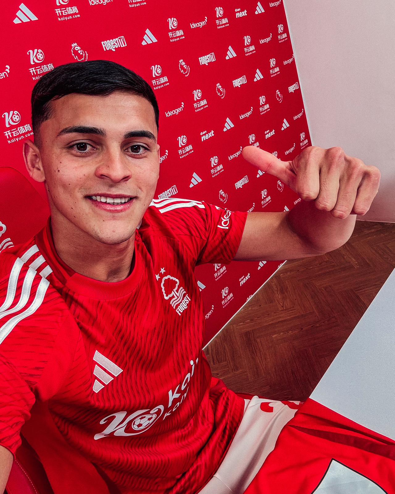 El Nottingham Forest presentó oficialmente a Ramón Sosa - trece